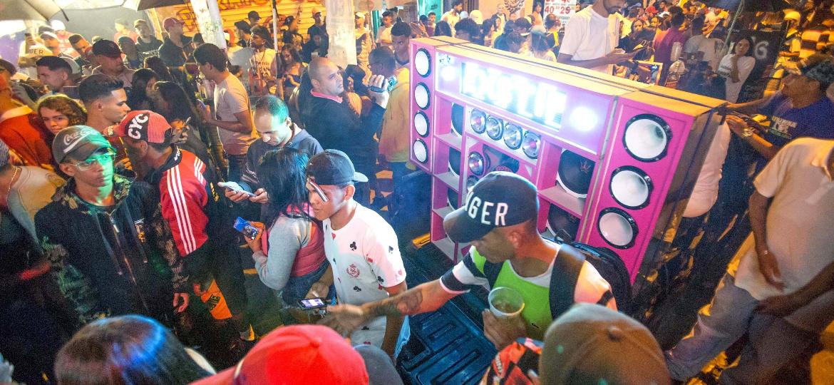 Tour pelos bailes funk no Rio de Janeiro